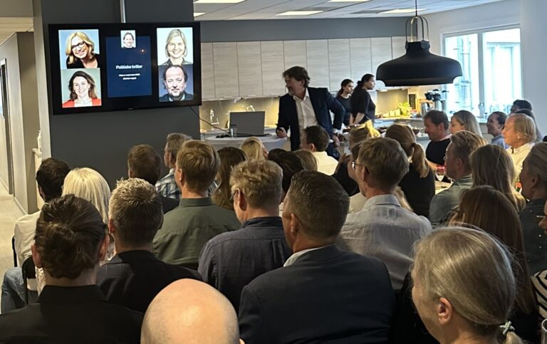 Fullt hus under Politiske briller 2025 - Strategi- og analyseforeningen